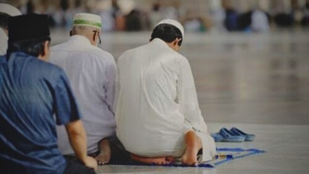 Tata Cara dan Ragam Duduk Tasyahud dalam Salat Manarul Ilmi l Website ...